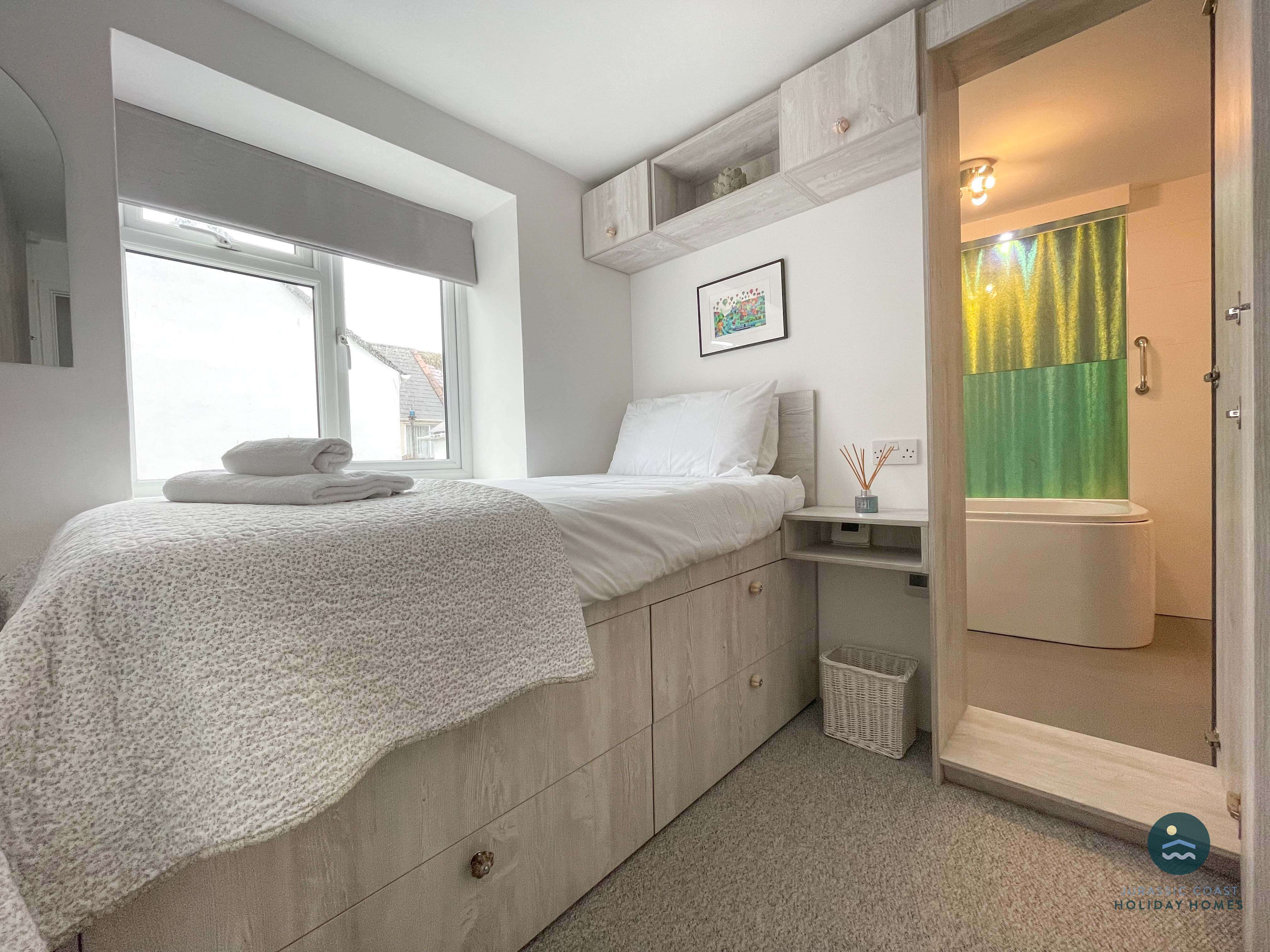 Cobb Cottage | Harbour Cottage With Permit Parking